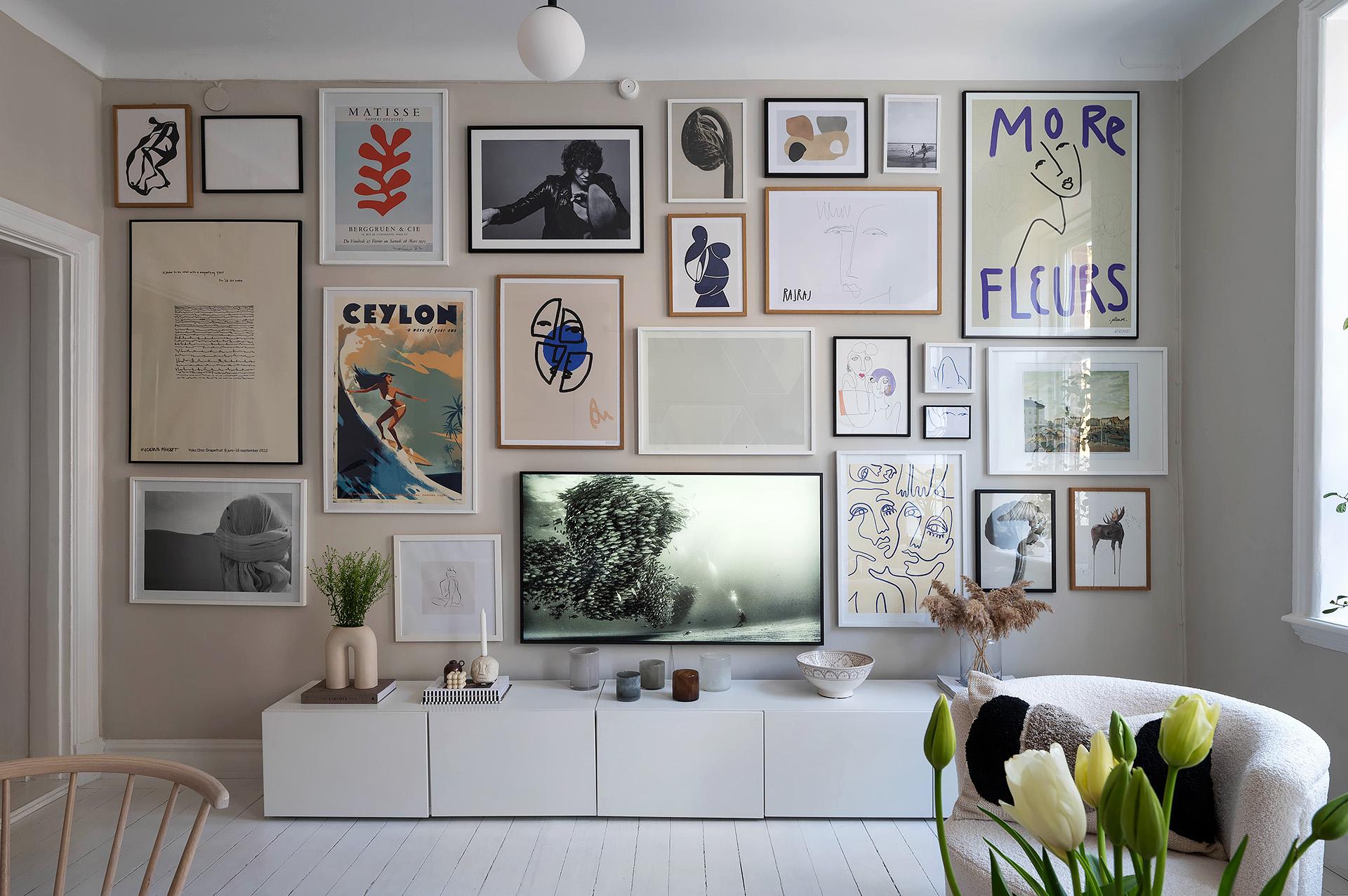 Tips voor het maken van een collage van lijsten aan de muur
